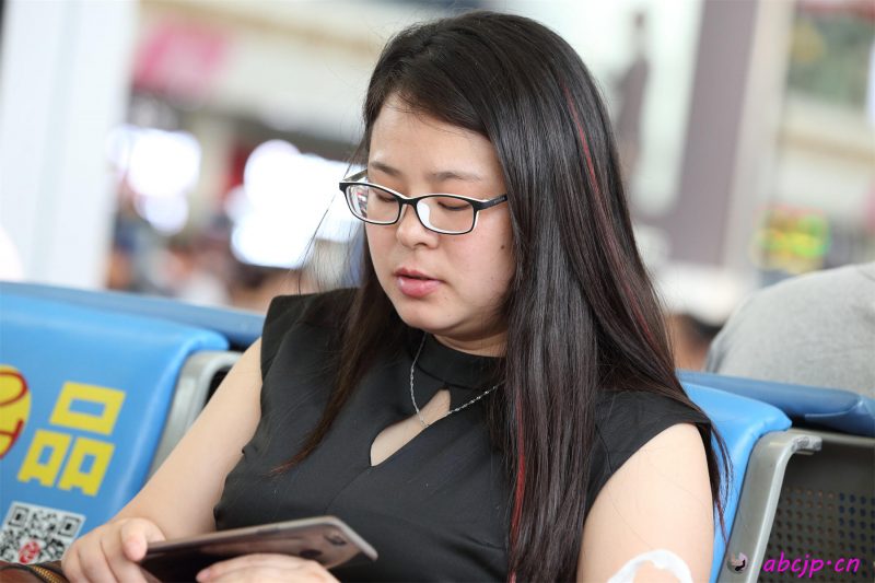 (裸足)眼镜姑娘在闷热的天气脱掉包脚高跟露出性感湿润的美脚，脚底实在太诱惑了！58张 – abcjp原创