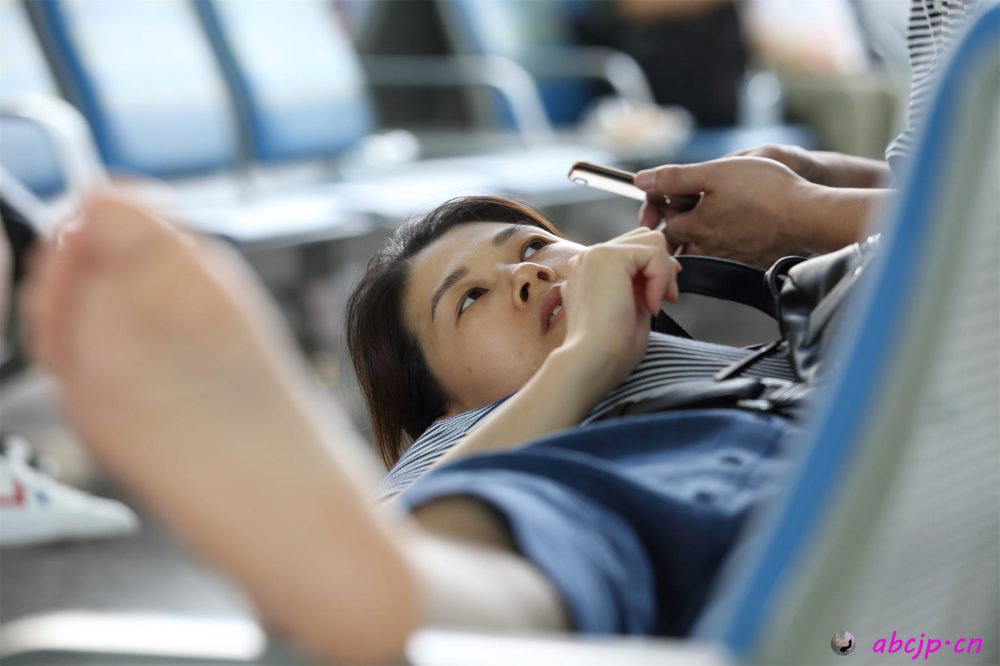 (裸足)睡姿惬意的素颜姑娘，脚掌软绵绵超想拿捏一番！76张 – abcjp原创