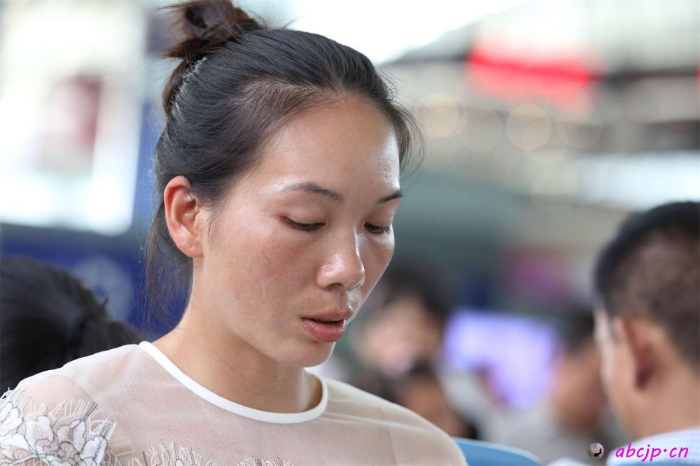 (裸足)丽人从闷热包脚平底鞋脱出湿润玉足,脚底白里透红又湿润太性感了!39张 – abcjp原创