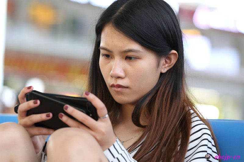 (裸足)好漂亮年轻的美女啊,她脱掉鞋把柔软纤薄的玉足踩在椅上大秀!43张 – abcjp原创