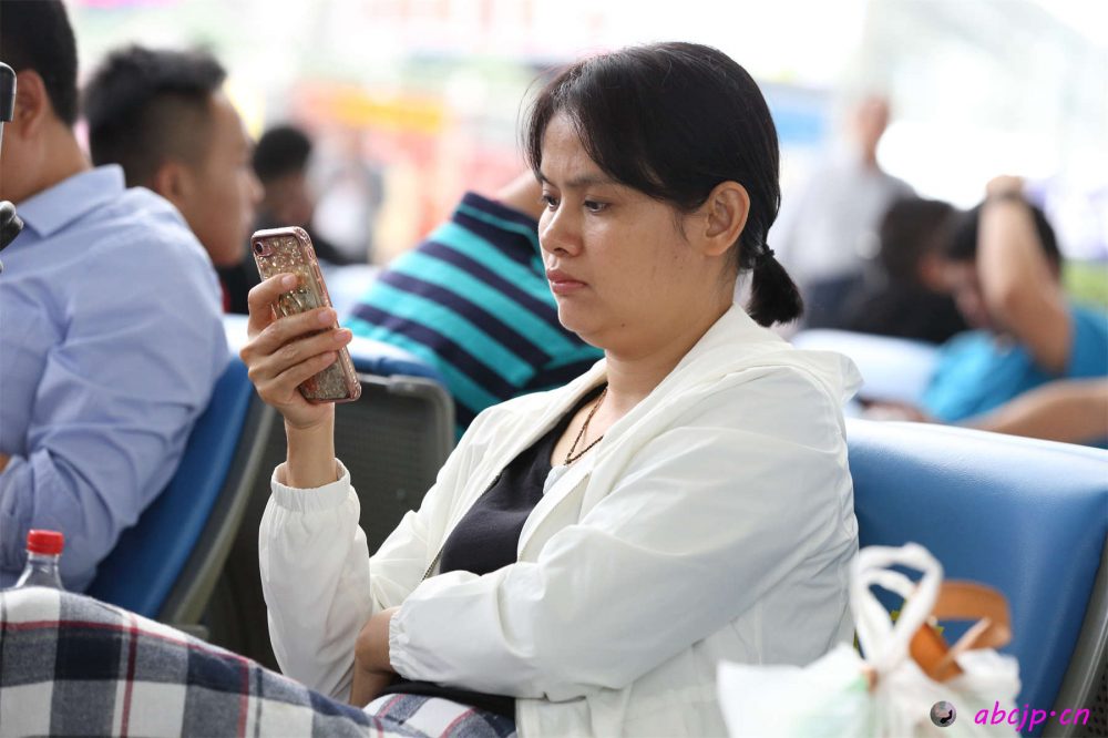 (裸足)女郎她脱掉了包脚高跟鞋露出湿润性感玉足,脚面和脚底太诱惑了!64张 – abcjp原创