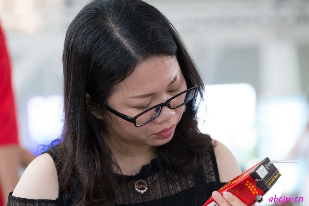 (裸足)眼镜美少妇脱掉包脚平底露出原味脚底，脚底好漂亮啊！23张 – abcjp原创