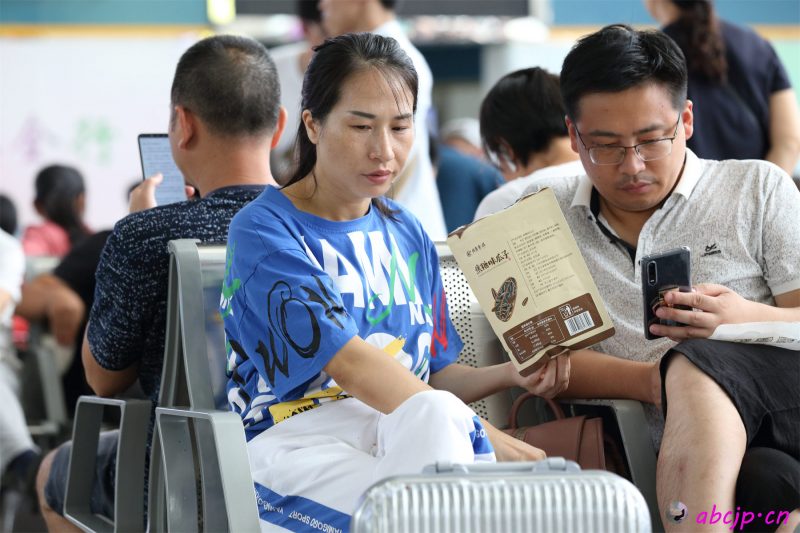 (裸足)女郎脱掉鞋以后把骨感的美脚放箱上大秀，脚丫好漂亮啊！50张 – abcjp原创