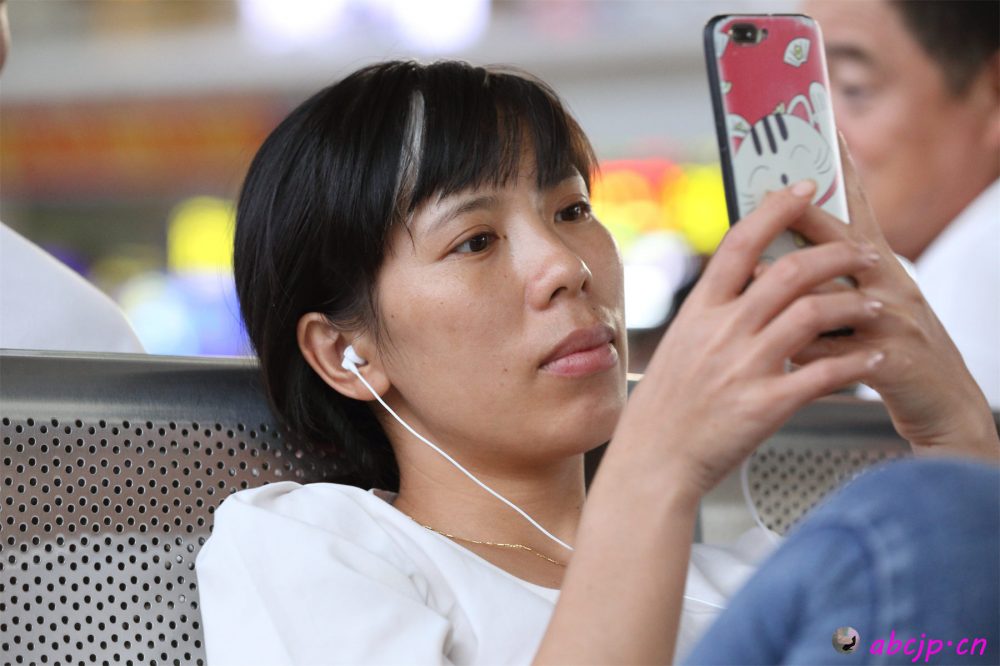 (裸足)镇姑脱掉鞋以后把美脚放箱上大秀，好原味性感的大脚啊！22张 – abcjp原创