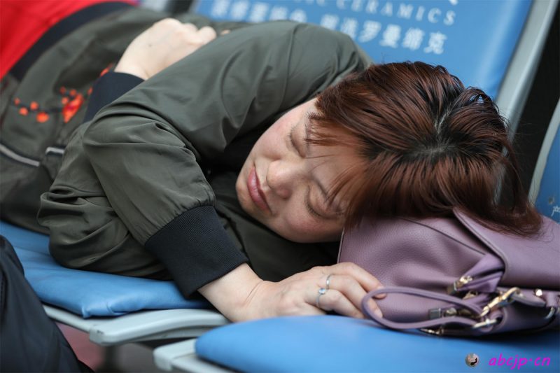 (丝袜)熟睡中的美少妇脱掉鞋以后把丝足踩在椅把上压着,丝袜脚底好性感啊!38张 – abcjp原创