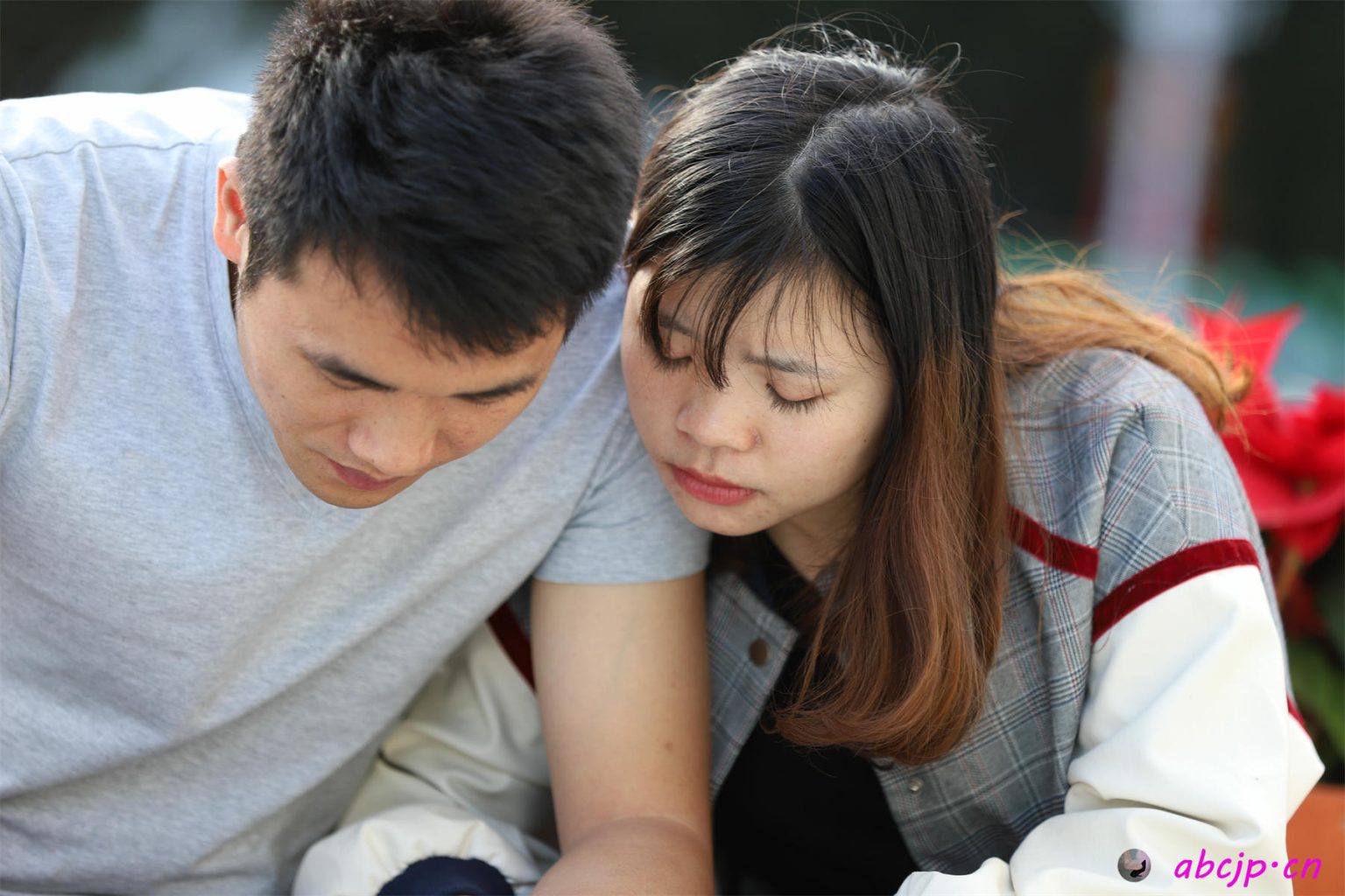 (丝袜)年轻时尚的美女在闷热天脱掉了包脚高跟鞋露出超薄性感的丝袜美脚,还在挑鞋呢!34张 – abcjp原创