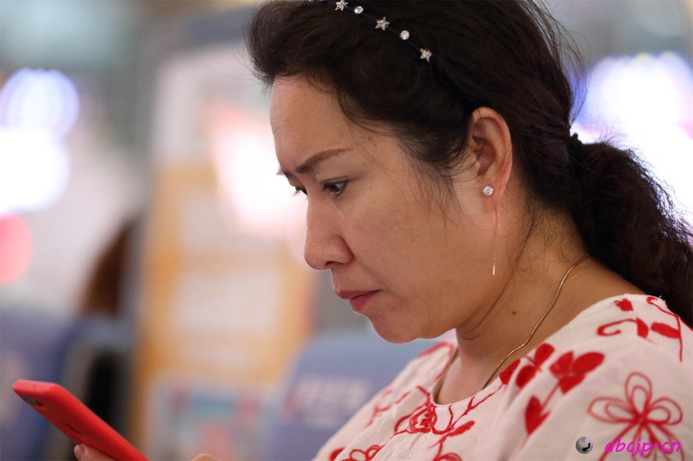 (丝袜)轻熟妇她脱掉黑色包脚平底鞋以后露出超薄湿润的丝足，丝袜好薄啊！58张 – abcjp原创