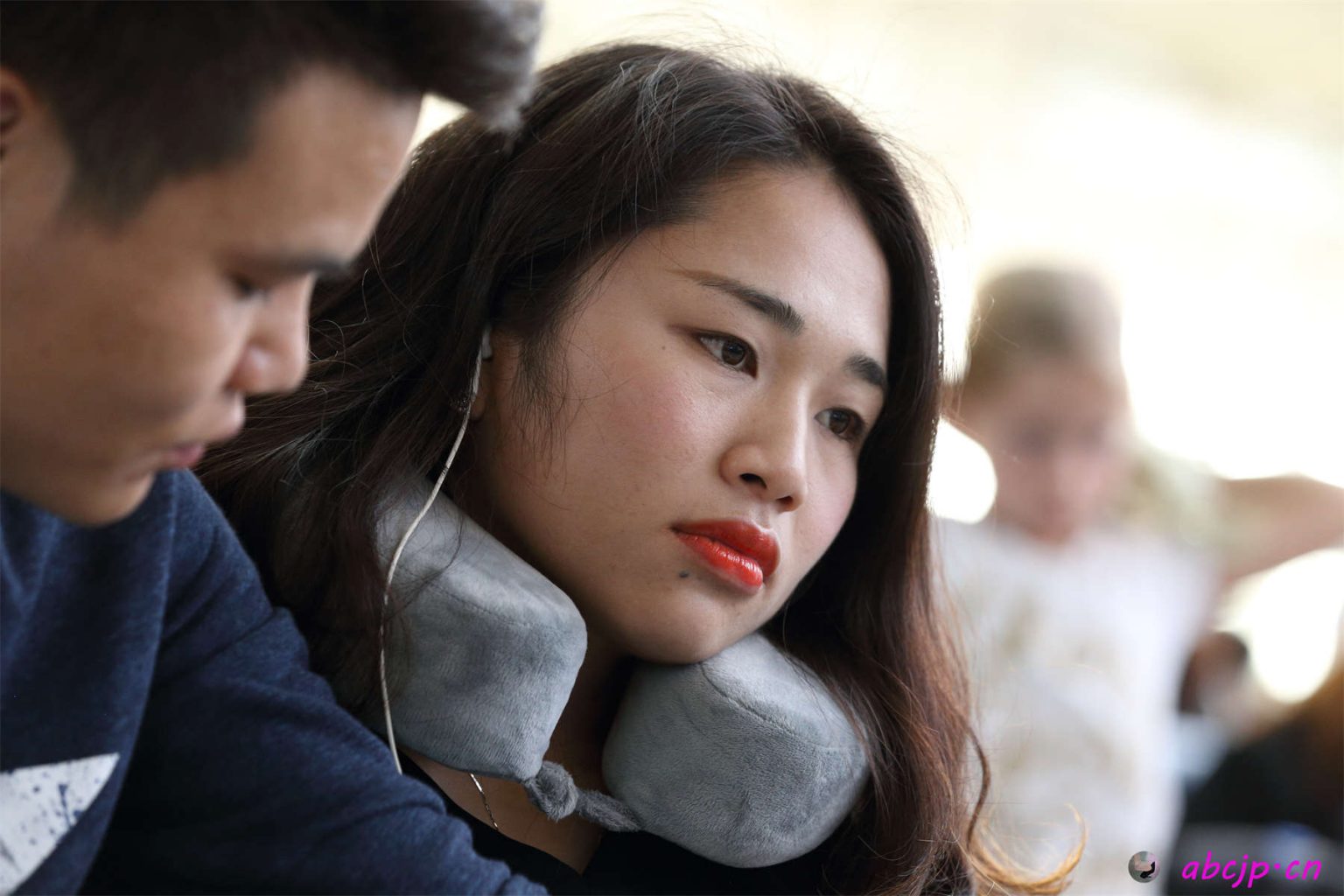 (丝袜)年轻潮女脱掉包脚高跟商务鞋露出原味肉丝放箱大秀,姿势太好了!39张 – abcjp原创