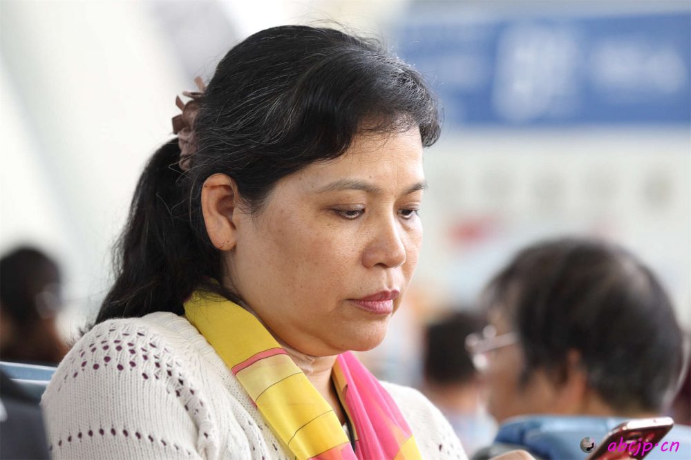 (丝袜)气质淑女老师脱掉墨绿色平底露出超薄肉丝,脚底超性感!34张 – abcjp原创