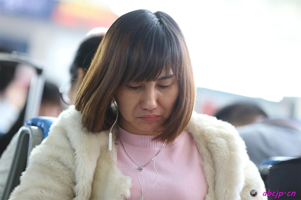 (丝袜)丽人从帆布鞋脱出超薄丝袜，她在玩弄自己的脚与鞋子，左右脚轮着玩！135张 – abcjp原创