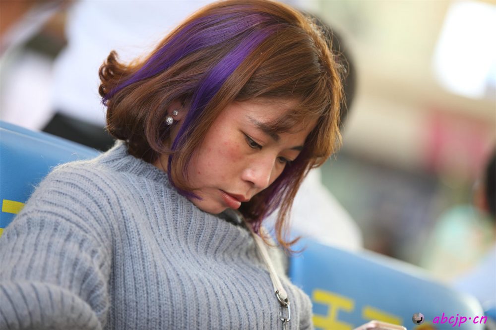 (丝袜)气质丽人脱掉了高跟鞋露出超薄丝袜，迷人的姿势，丰富的特写镜头。123张 – abcjp原创