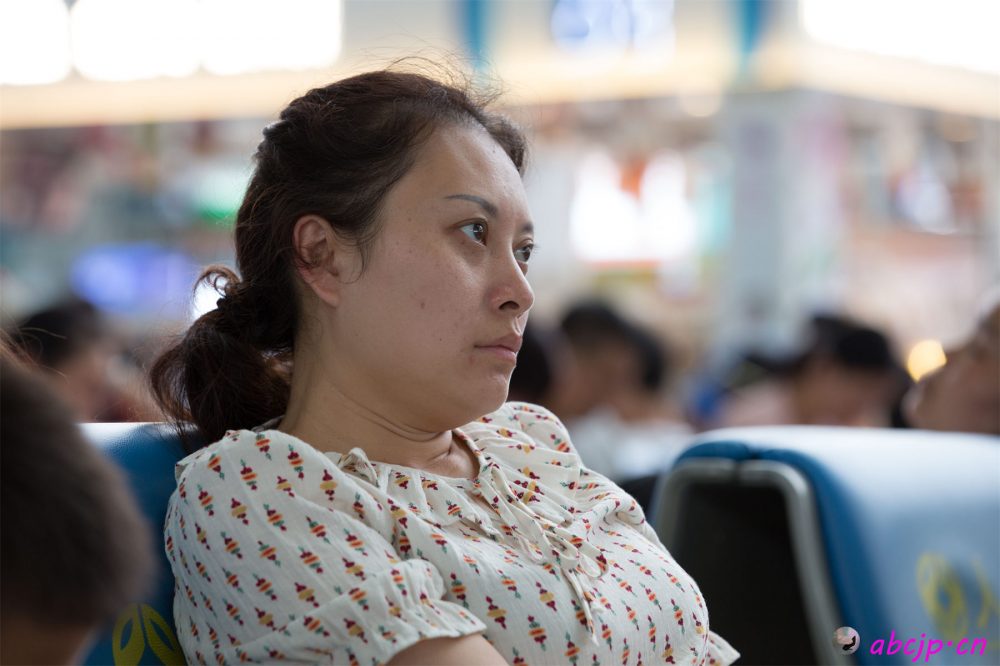 (袜子)扎辫女郎脱掉白色帆布鞋露出原味蕾丝黄色船袜，这袜子脚型看起来既原味又好看！40张 – abcjp原创