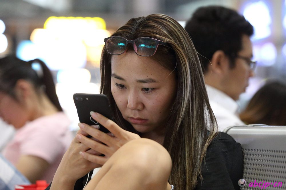 (袜子)丽人她脱掉黑色耐克运动鞋露出超原味性感的白袜美脚！55张 – abcjp原创