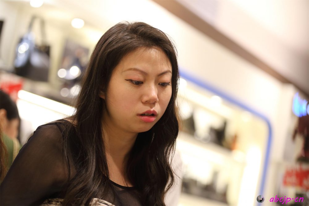 (鞋柜丝袜)脱下鞋露出超完美的黑丝美足，是一名青春貌美的潮女，好看的脚型与脚趾！14张 – abcjp原创