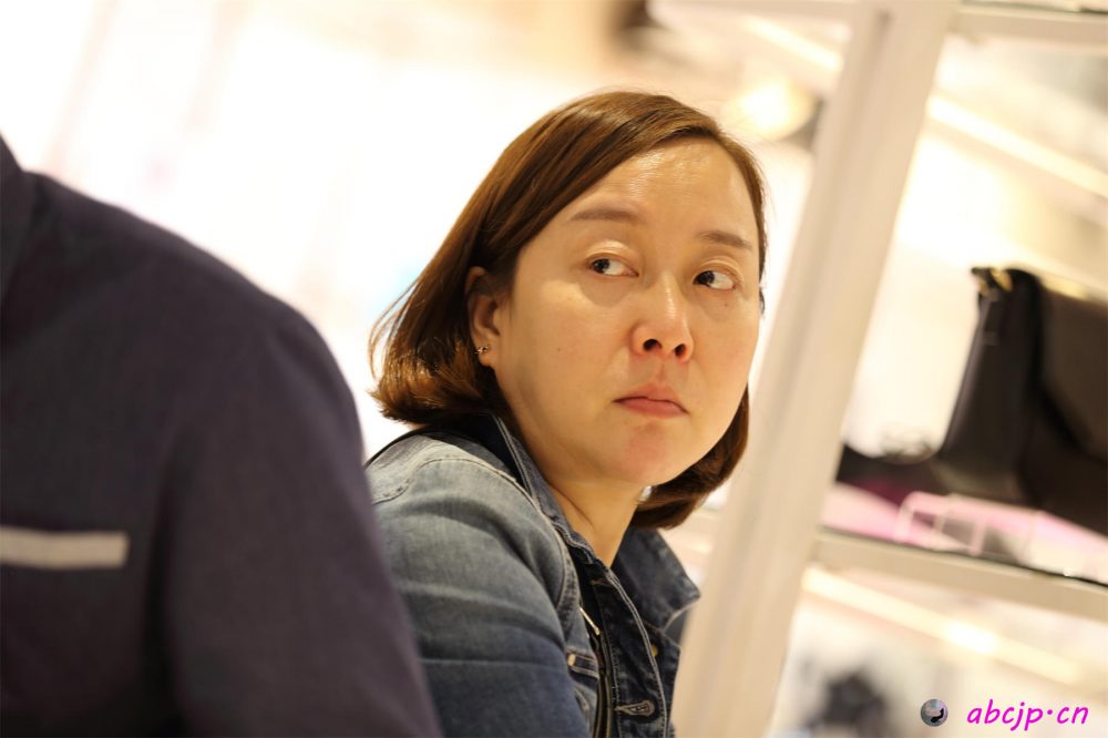 (鞋柜丝袜)轻熟妇脱下平底鞋露出超薄肉丝美脚，黄丝真迷人，脚型真性感！18张 – abcjp原创