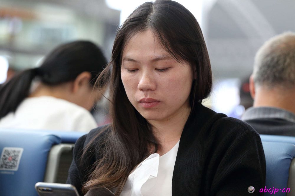 (裸足)年轻姑娘脱掉包脚平底露出极度水嫩性感的玉足,那脚好漂亮啊!149张 – abcjp原创