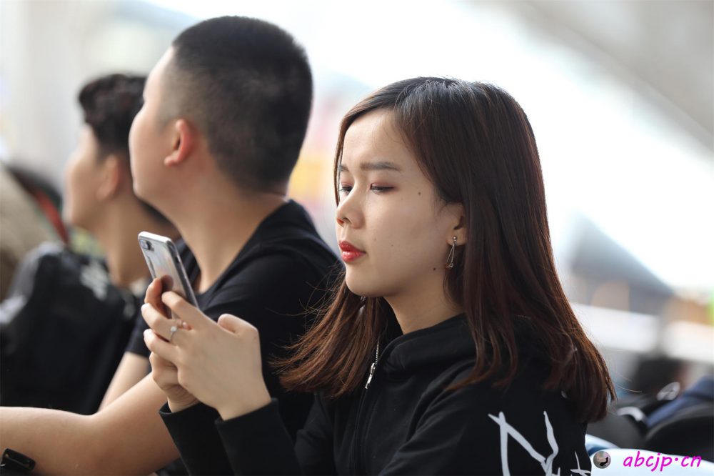 (平底鞋)超美青春潮女精彩的踮脚玩鞋，玉足真漂亮，还有她完美的挑鞋镜头！110张 – abcjp原创