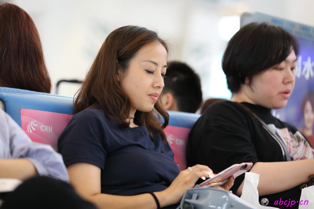 (裸足)非常漂亮的年轻美女脱掉闷了好久的鞋，脚放在旅行箱大秀！100张 – abcjp原创