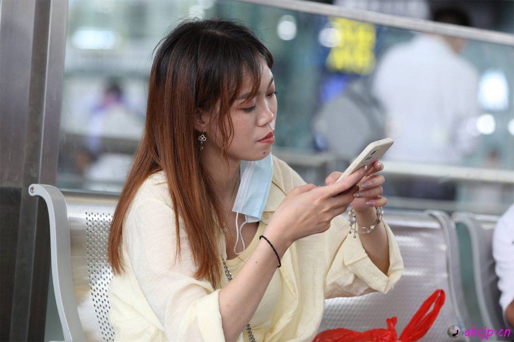 (裸足)风骚的年轻时尚美女脱掉包脚高跟露出柔软纤薄的玉足,漂亮的脚趾却充满鞋泥!37张 – abcjp原创