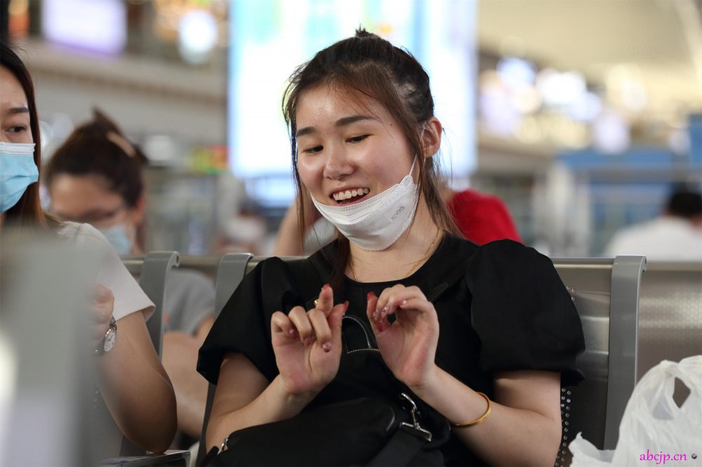 (裸足)活泼的青春姑娘踮起原味的脚丫,湿润脚底略脏兮兮,脚趾挺精致!27张 – abcjp原创