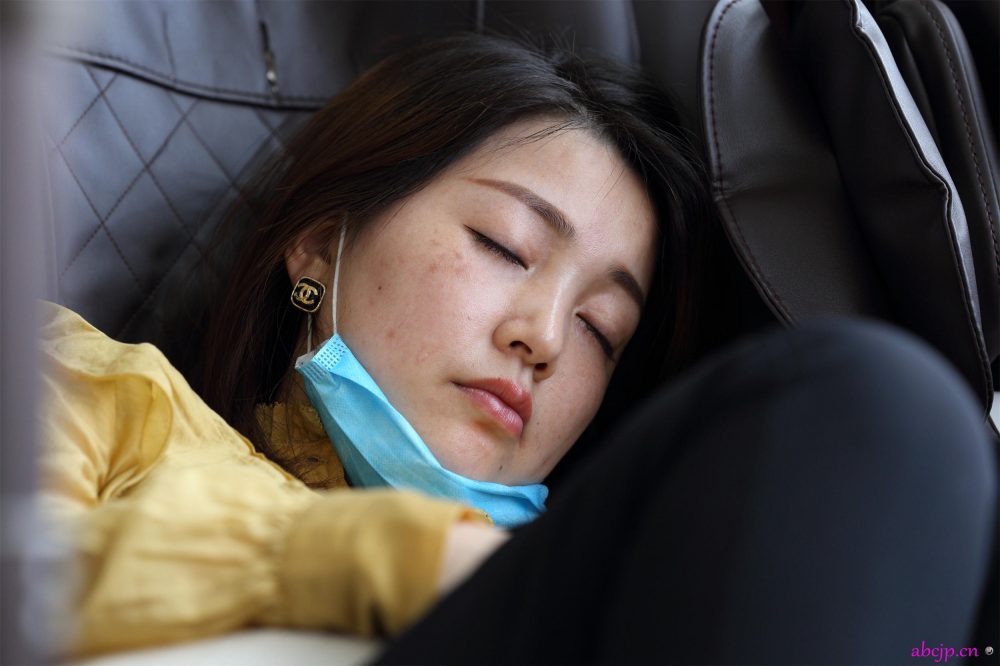 (裸足)好漂亮的年轻美女脱掉尖头裹脚高跟鞋把如玉般的美脚踩在按摩椅上大秀!43张 – abcjp原创