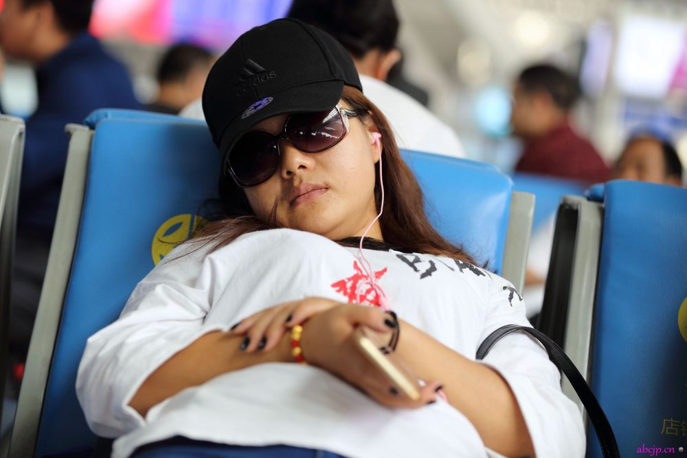 (丝袜)戴墨镜戴帽的丽人脱掉左边黑色高跟露出超薄浅灰丝袜美脚!29张 – abcjp原创