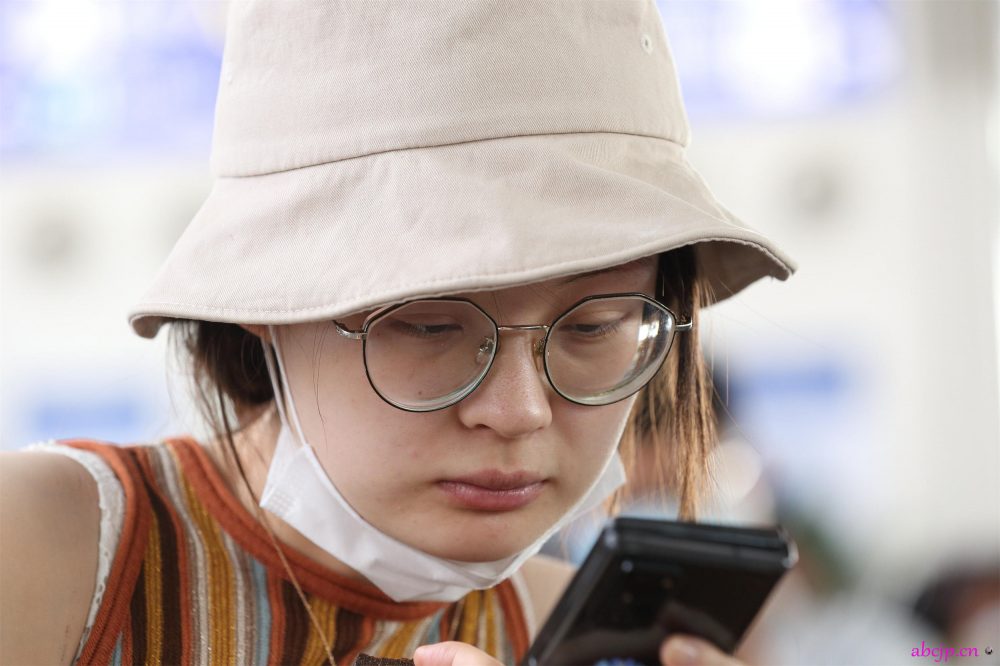 (平底鞋)戴帽戴眼镜年轻时尚美女,身材苗条高挑,挑鞋中的脚底好极品勾魂啊!83张 – abcjp原创