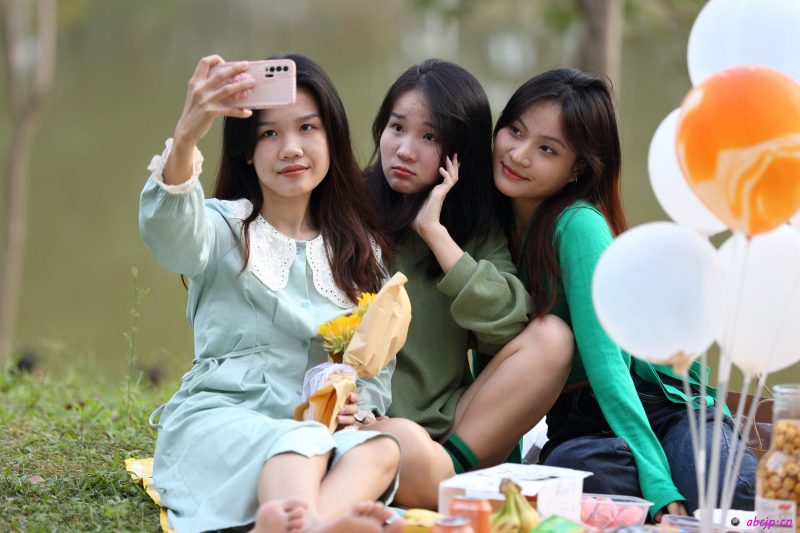 (裸足)三位青春美女大学生同台PK,其中一位像舒淇,脚丫娇小玲珑且干净,牛仔长裤美女的脚底超纤薄性感!113张 – abcjp原创