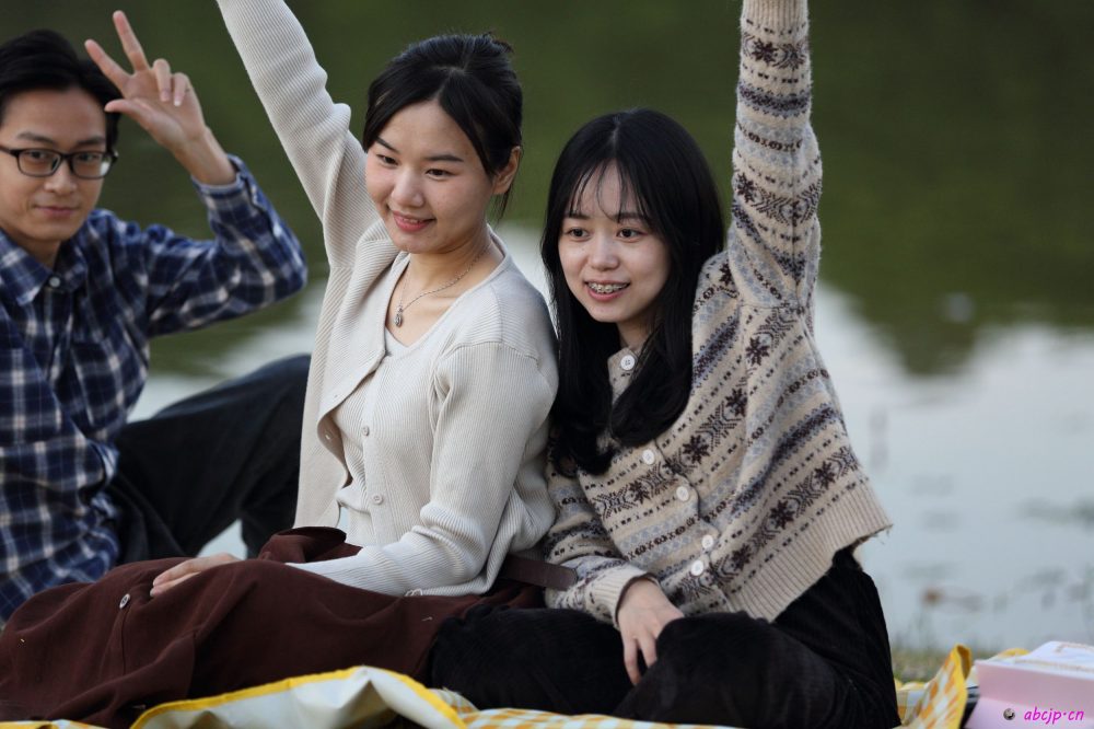 (裸足)青春潮汕钢牙文弱型姑娘脱掉白色板鞋和短棉袜露出柔软精致的玉趾美脚,上扬脚趾很性感!62张 – abcjp原创