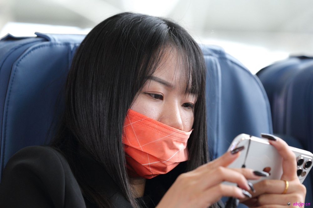 (袜子)乌黑靓丽长发丽人脱掉厚底白色板鞋露出黑色短棉袜子美脚放在椅上秀,袜子美脚羞答答的!51张 – abcjp原创