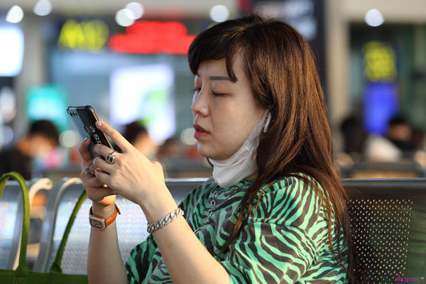 (山水裸足)清纯可爱的两位女大学生脱掉鞋袜露白嫩美脚，好漂亮的脚！106张 – abcjp原创