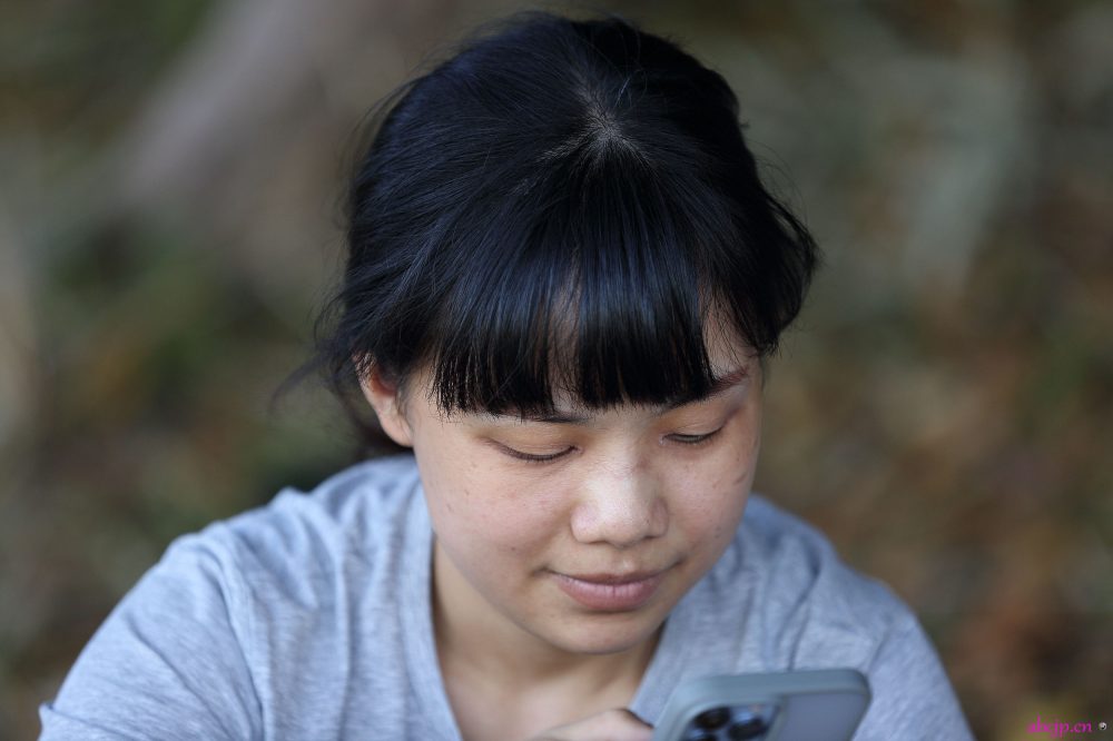 (裸足)打扮简约素颜的姑娘的脚丫很白皙脚型纤瘦,脚底十分的水润!30张 – abcjp原创