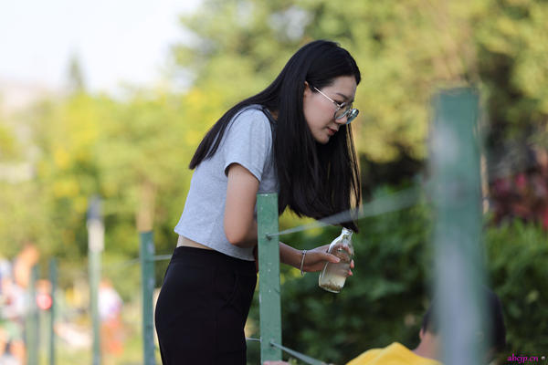 (山水裸足)两位青春眼镜姑娘同台PK她们性感的脚底,两双脚底都非常修长,紫衣美女的脚底更嫩!51张 – abcjp原创