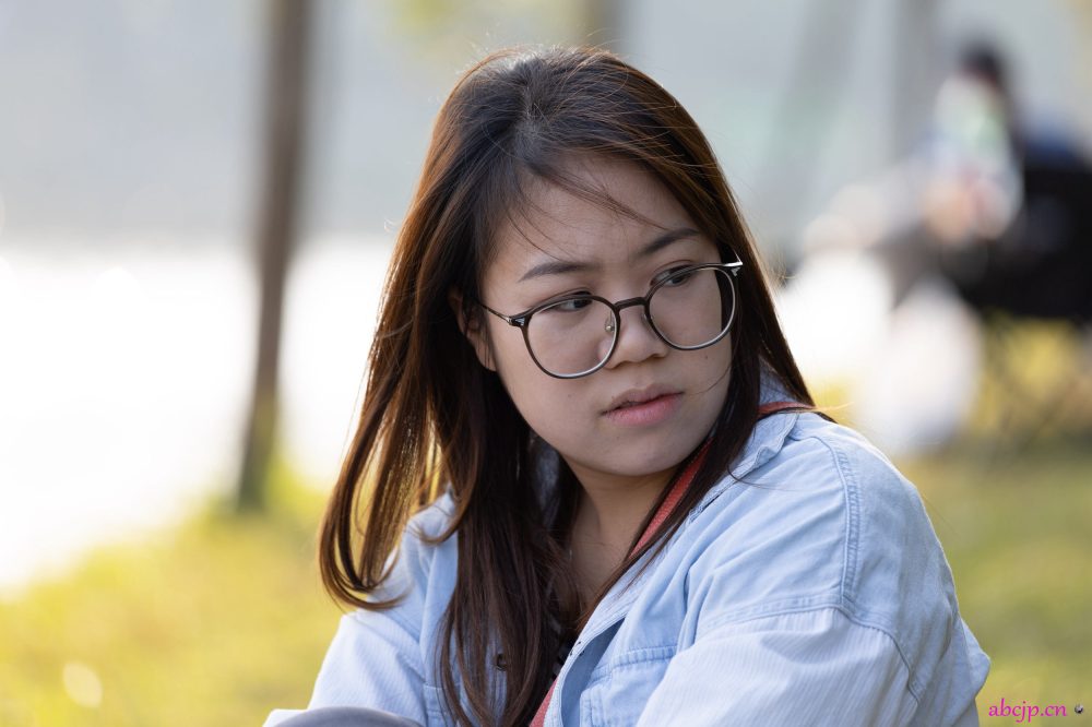 (裸足)青春可爱的眼镜女大学生脱掉耐克运动鞋露白皙肉嘟嘟的美脚,保养很好,脚丫十分干净!68张 – abcjp原创