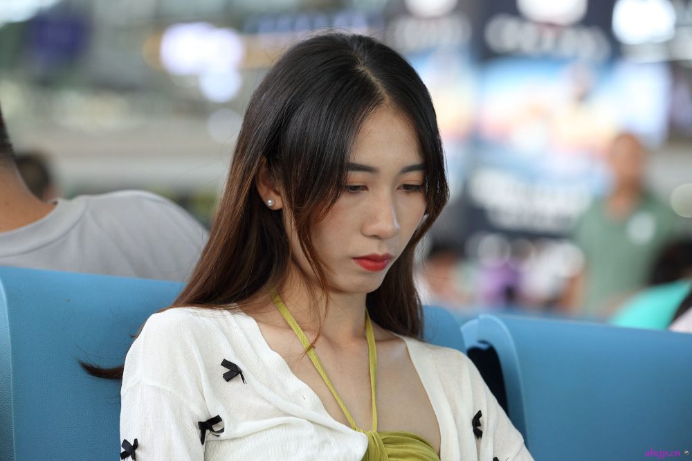 (平底鞋)打扮素雅的长发美女,脚型非常的柔软纤薄,向上翘的拇指头太惊艳四方了!29张 – abcjp原创