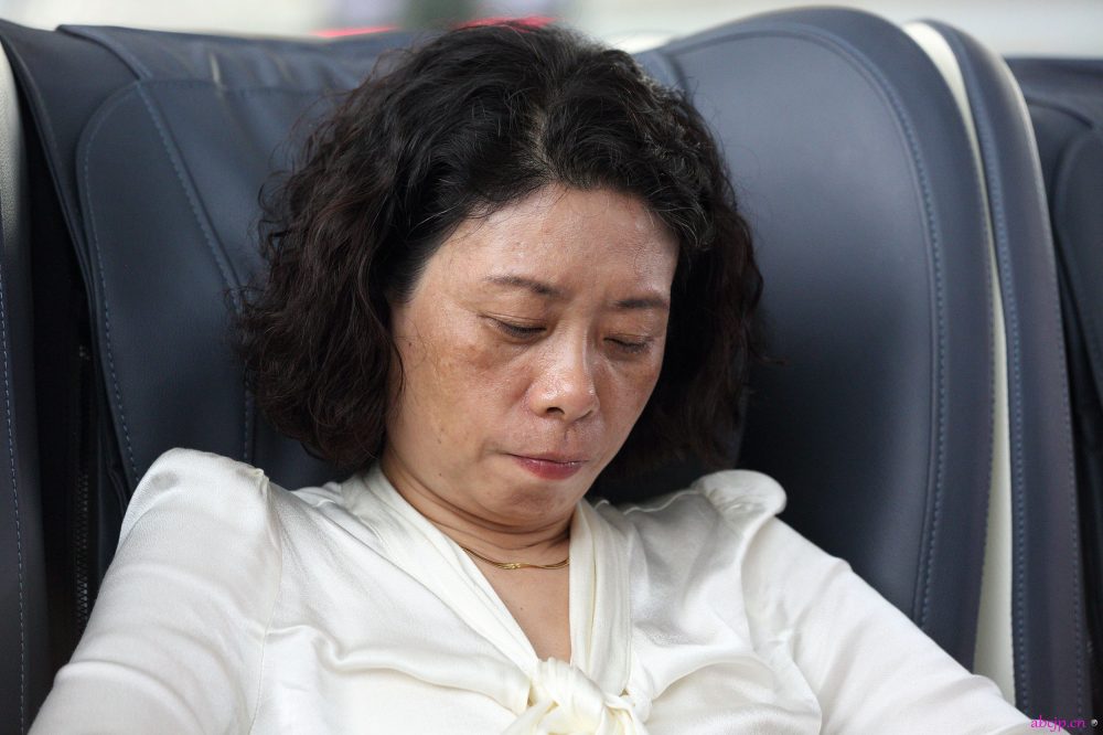 (袜子)白领少妇脱下半包脚高跟玩弄自己的鞋子,能感受到强烈芳香的气味!29张 – abcjp原创