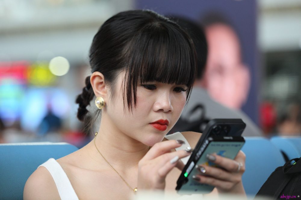 (裸足)两位清纯姑娘同台PK,白衣姑娘动作超奔放,放箱大秀脚底;黑衣美女只需腾空脚面就让人受不了!107张 – abcjp原创